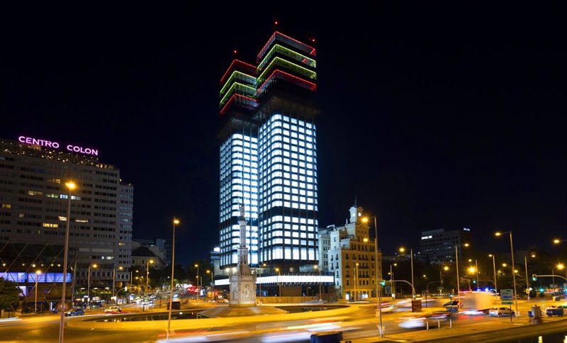 Economía.- Las Torres Colón, en Madrid, se iluminan con la bandera de ...